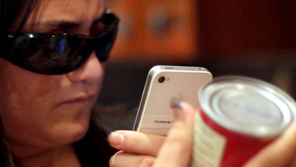 App links sighted helpers with blind people - BBC News