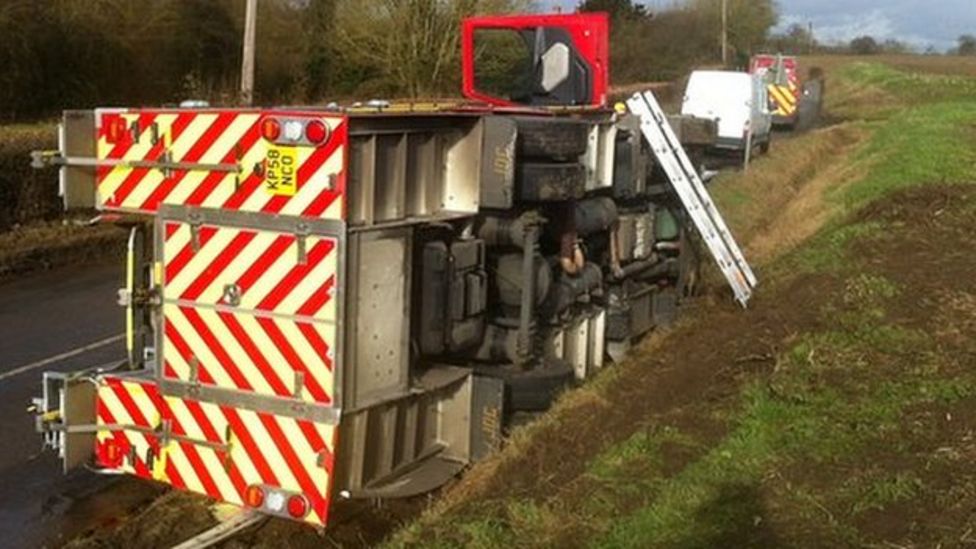 Suffolk fire engine overturns in Onehouse - BBC News