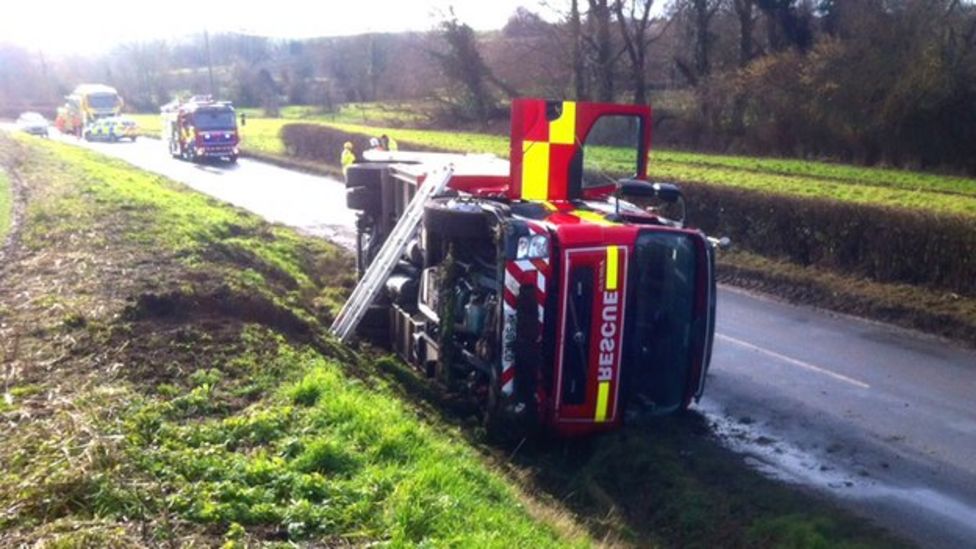 Suffolk fire engine overturns in Onehouse - BBC News