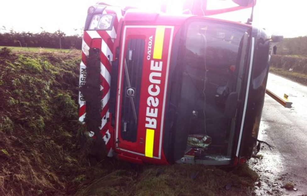 Suffolk fire engine overturns in Onehouse - BBC News