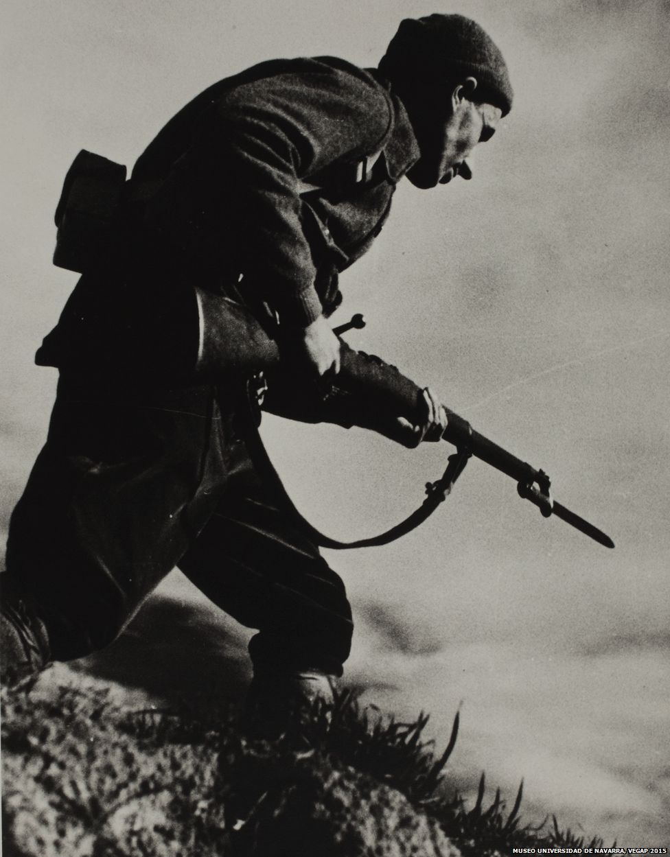 Spanish Civil War: Rediscovered photos in Navarra museum - BBC News