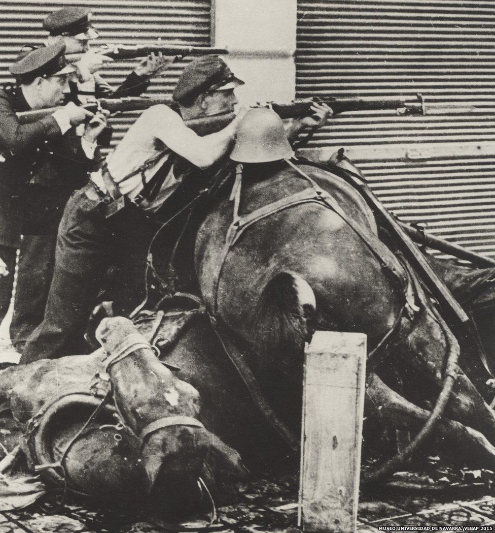 Spanish Civil War: Rediscovered photos in Navarra museum - BBC News