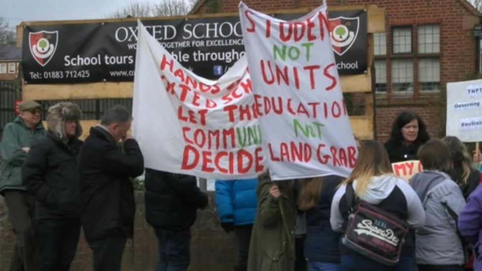 Parents protest over Oxted School academy plans - BBC News