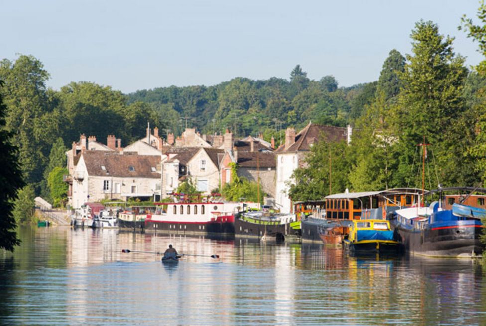 Ireland's heroine who had sex in her baby's tomb - BBC News