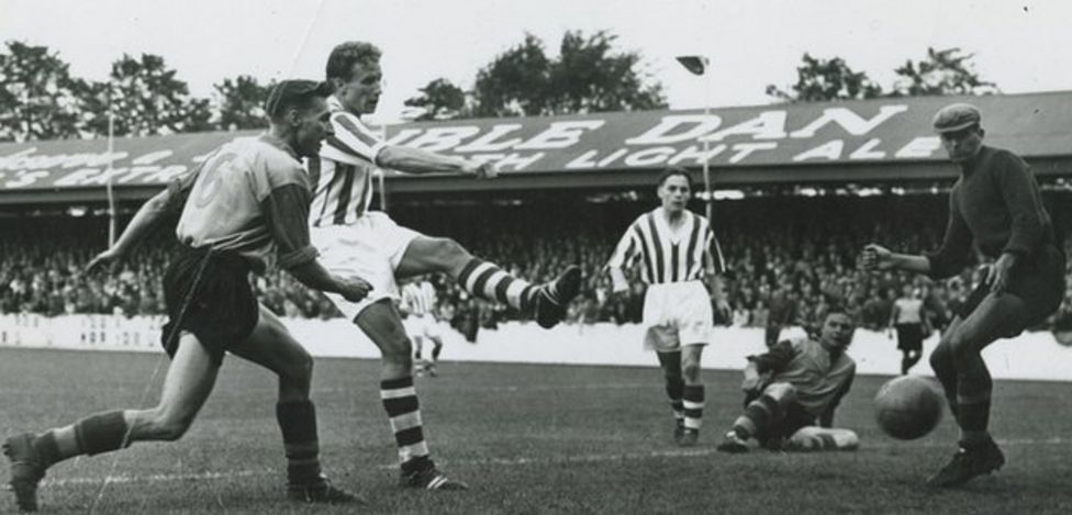 Colchester United: Peter Wright statue at Layer Road site - BBC News