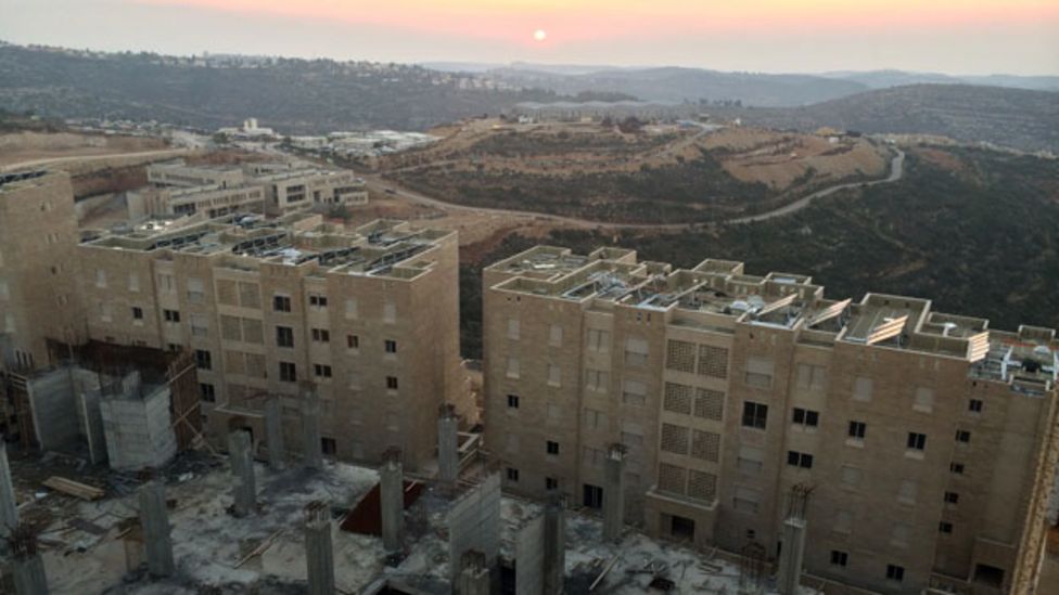 The new Palestinian city that lacks only one thing - BBC News