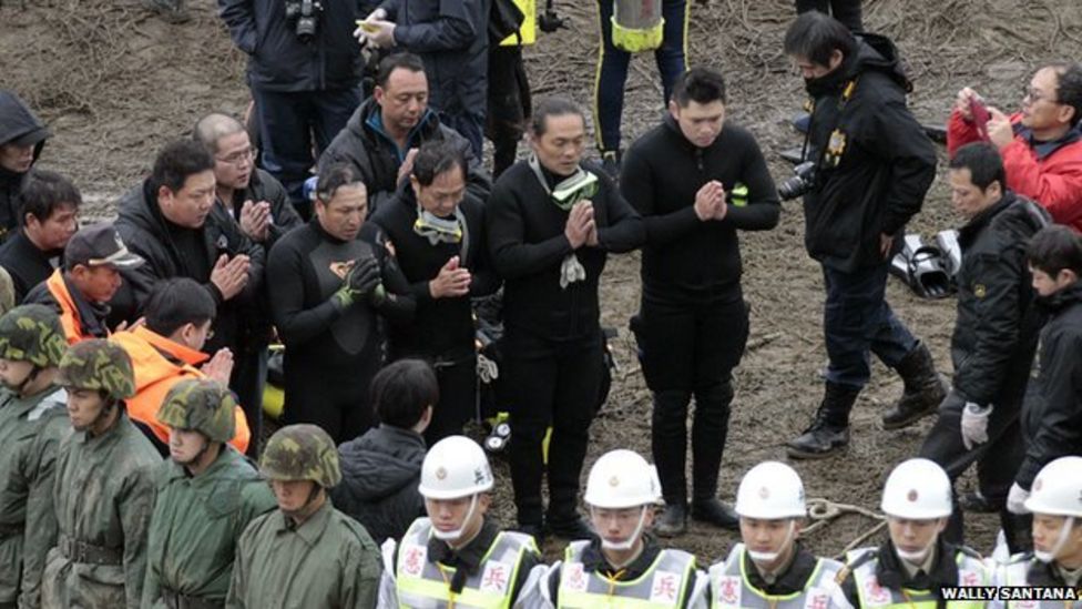 TransAsia GE235: Taiwan crash plane 'lost engine power' - BBC News