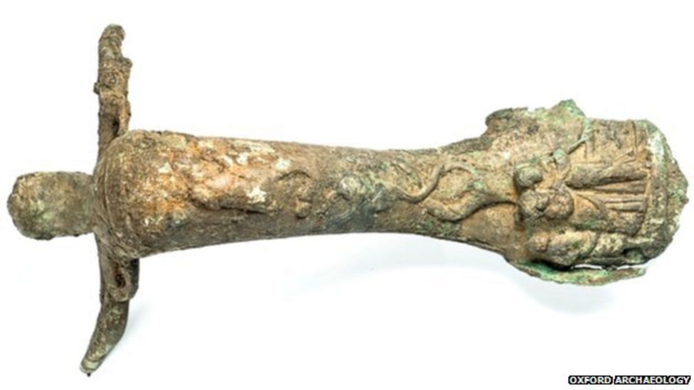 Roman burial casket finds go on display in Aylesbury - BBC News