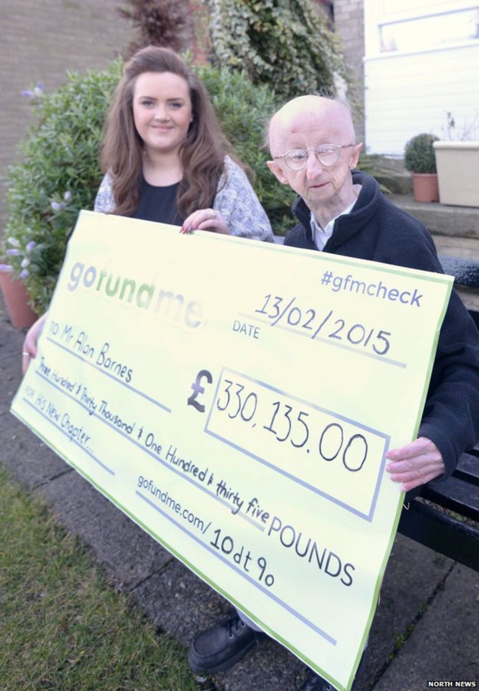 Alan Barnes case: Fundraiser hands over £300,000 donation - BBC News