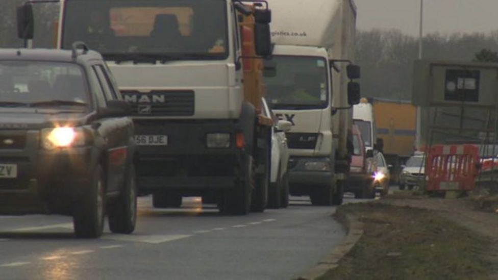 Traffic chaos on A483 and A55 Chester Posthouse roundabout - BBC News