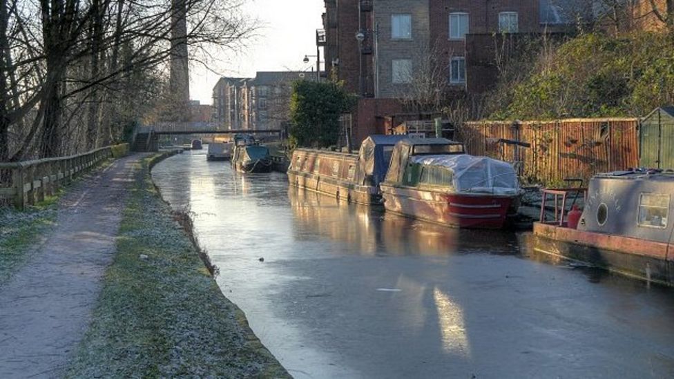 In pictures: Changing face of Britain's canals - BBC News