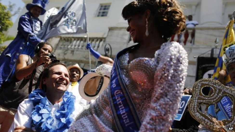 Brazil carnival: Party season begins in Rio - BBC News