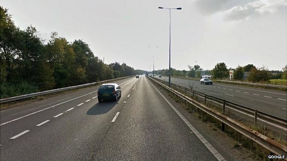 M65 crash: Barrowford man, 44, killed as car overturns - BBC News