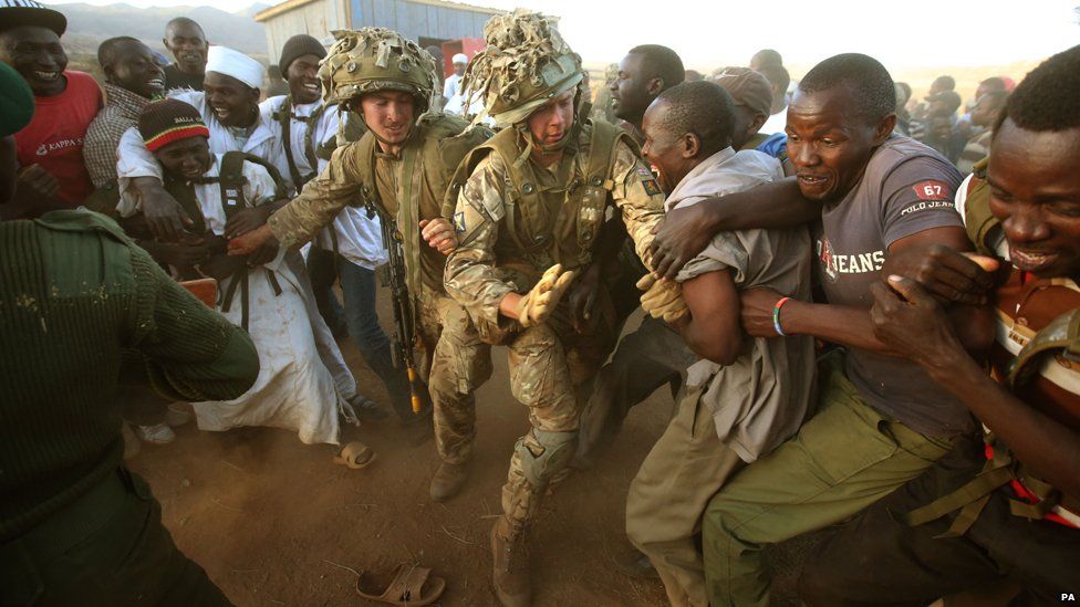 In pictures: Scots soldiers on exercise in Kenya - BBC News