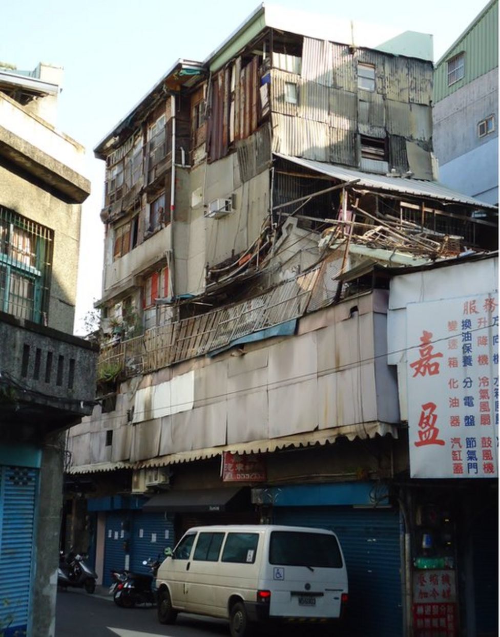 Taiwan's illegal rooftop dwellings - BBC News