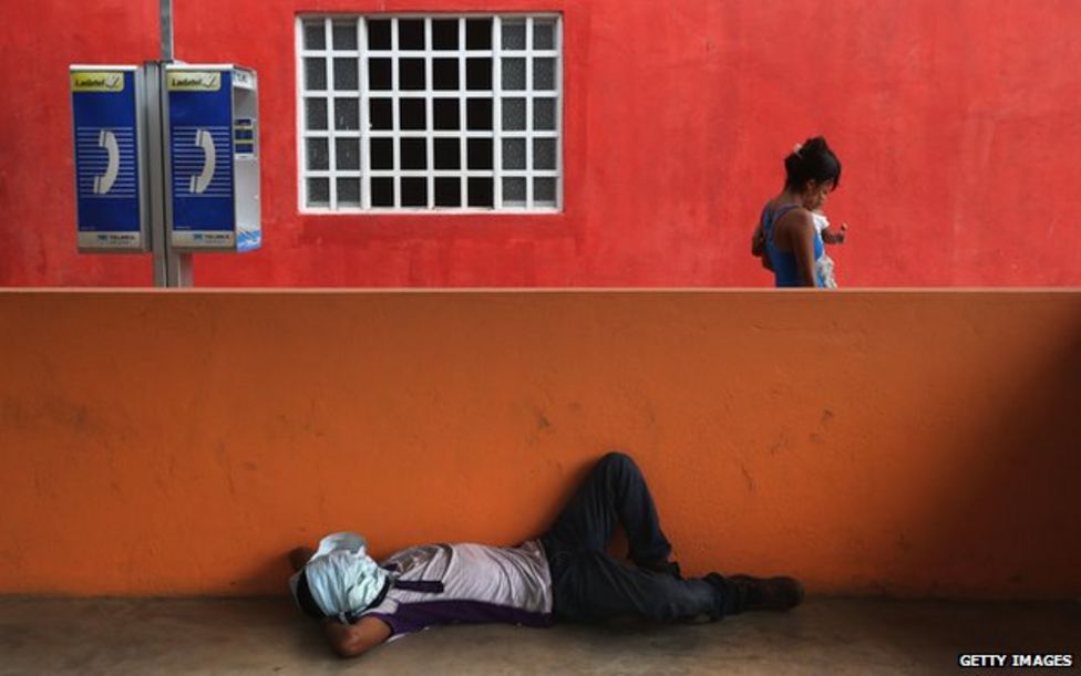 US judge temporarily halts Obama's immigration orders - BBC News