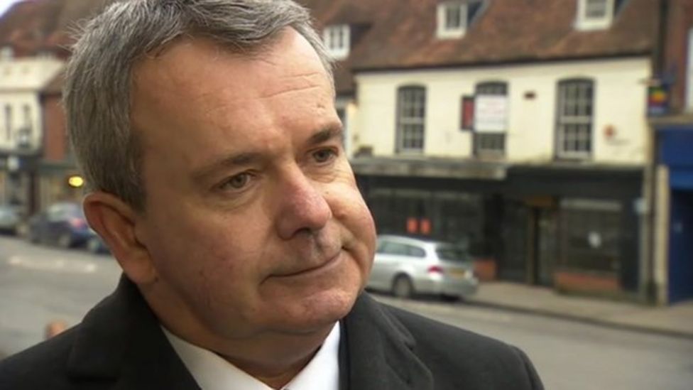 Winchester Silver Hill: Leader Robert Humby stands down - BBC News