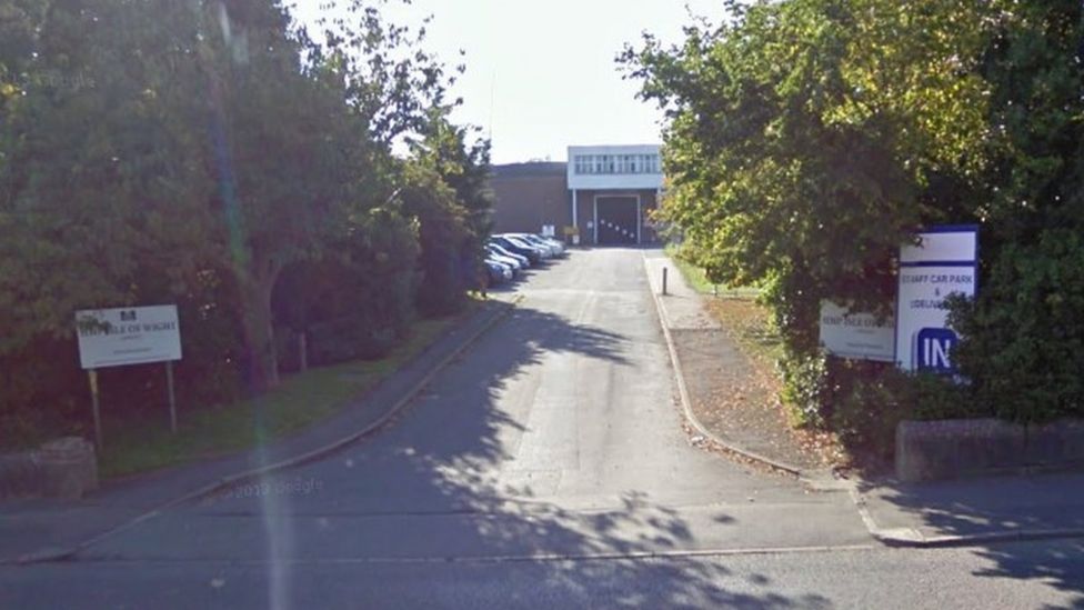 Two inmates get on to roof of HMP Isle of Wight - BBC News