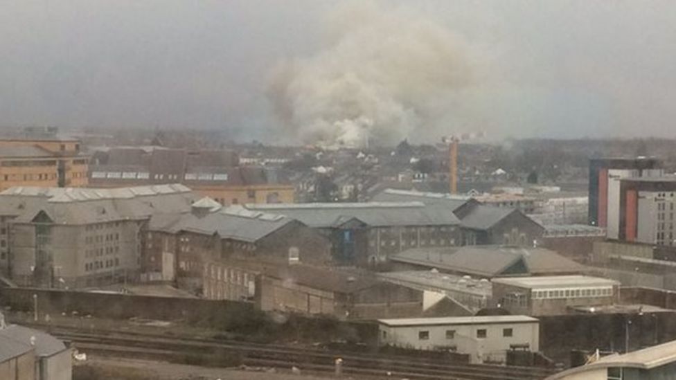 Building being demolished after fire in Cardiff - BBC News