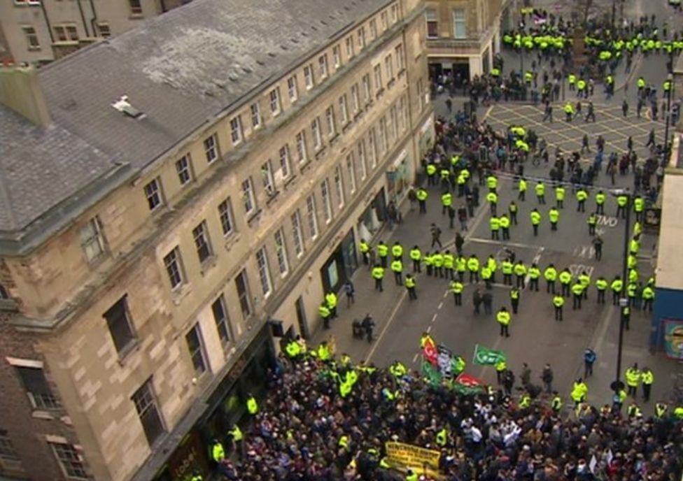 'Anti-Islamisation' group Pegida UK holds Newcastle march - BBC News