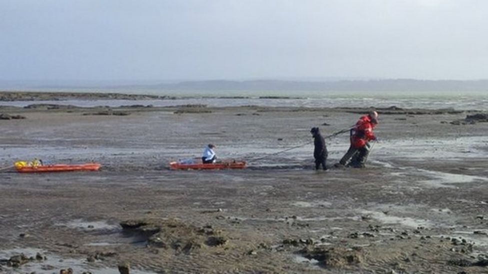 Woman, 61, waist deep in New Forest mud is rescued - BBC News