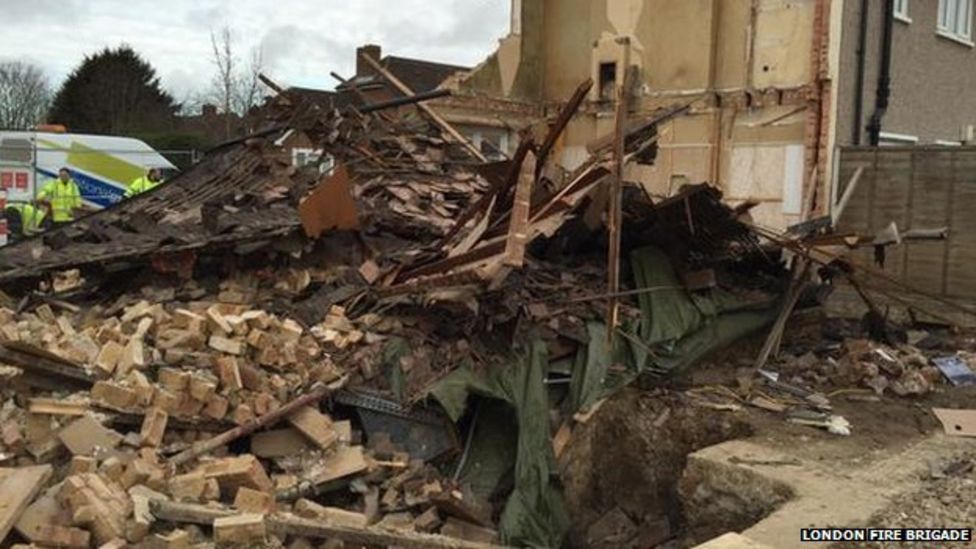 Homes evacuated after Romford house collapse - BBC News