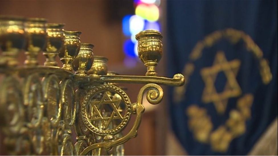Jewish community in 'decline' and 'feeling vulnerable' - BBC News