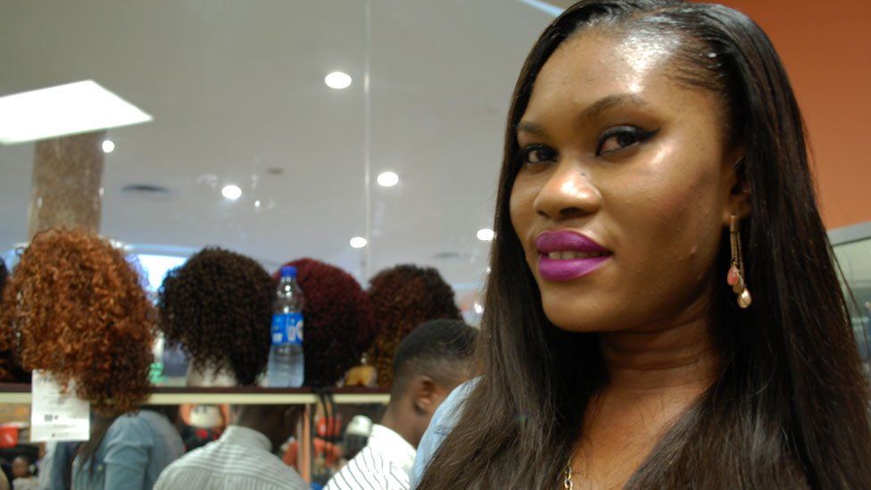 Nigeria in pictures: Hairdressing money spinner - BBC News