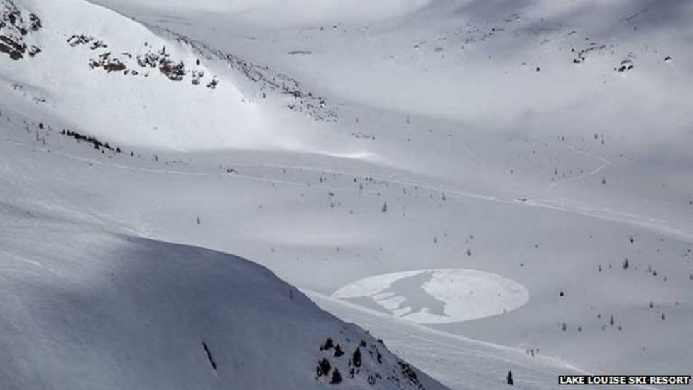 Simon Beck: Creating art with a compass and snowshoes - BBC News