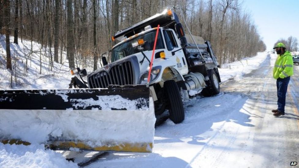 US snow: Plane skids off New York runway - BBC News