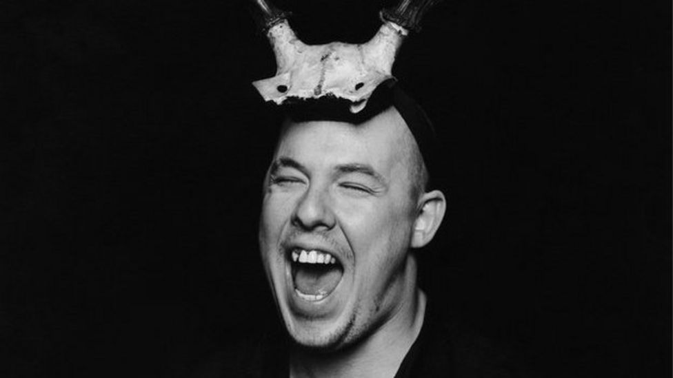 Annabelle Neilson, muse for Alexander McQueen, dies - BBC News