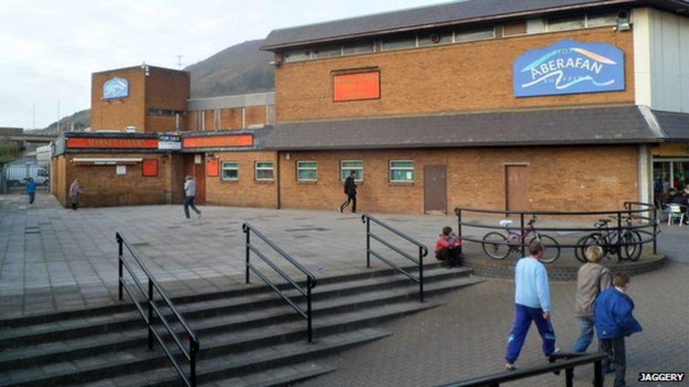 200 attend meeting over M4 junction 41 Port Talbot closure - BBC News