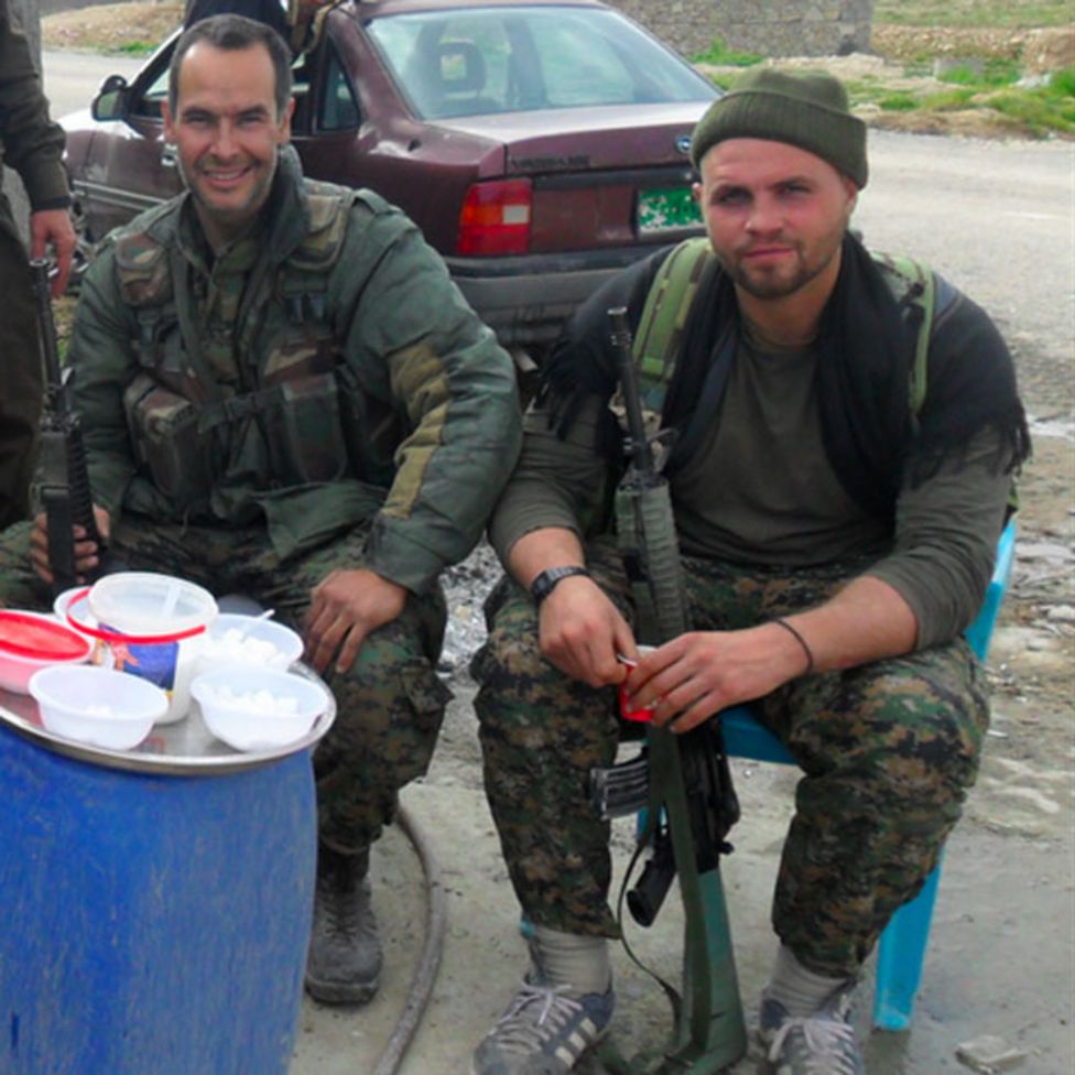 Volunteering with the Kurds to fight IS - BBC News