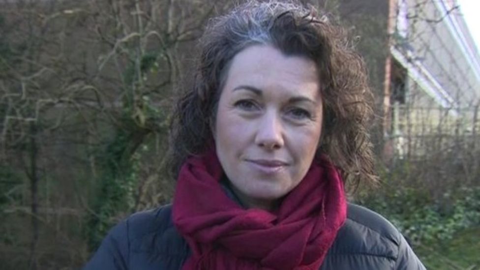 MP Sarah Champion claims £17 poppy wreath expenses - BBC News