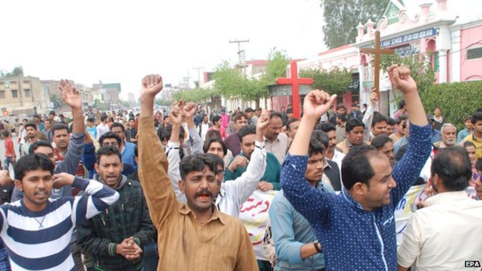 Deadly blasts hit Pakistan churches in Lahore - BBC News