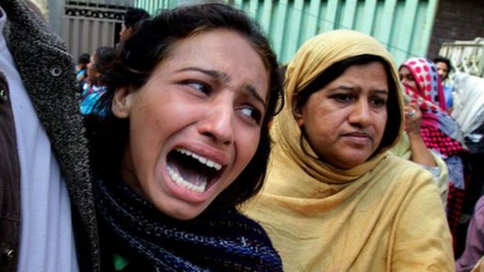 Pakistan Christian protest turns violent - BBC News