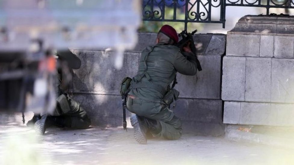 Tunis attack: Gunmen kill tourists in museum rampage - BBC News