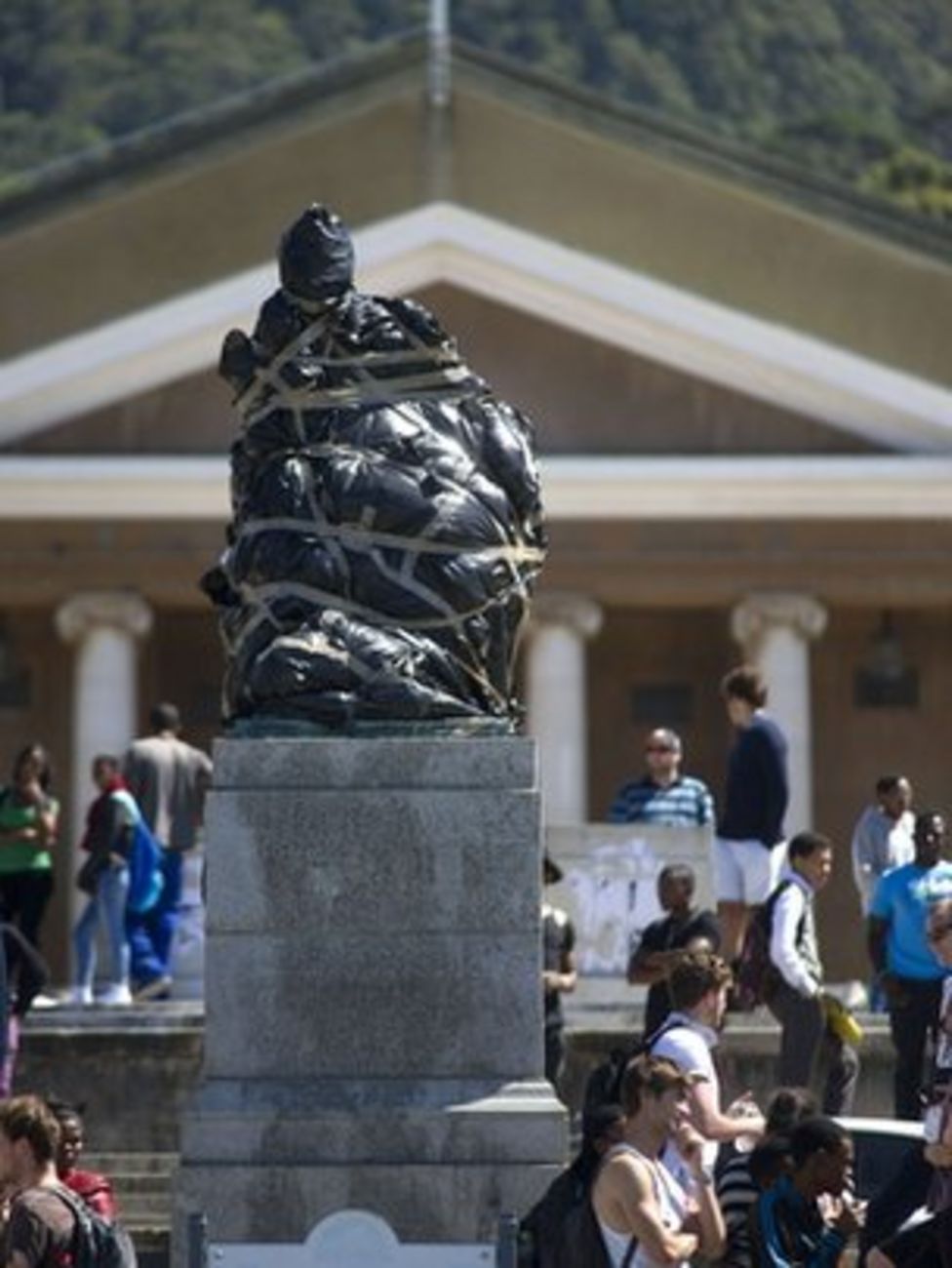 The symbolic statue dividing a South African university - BBC News