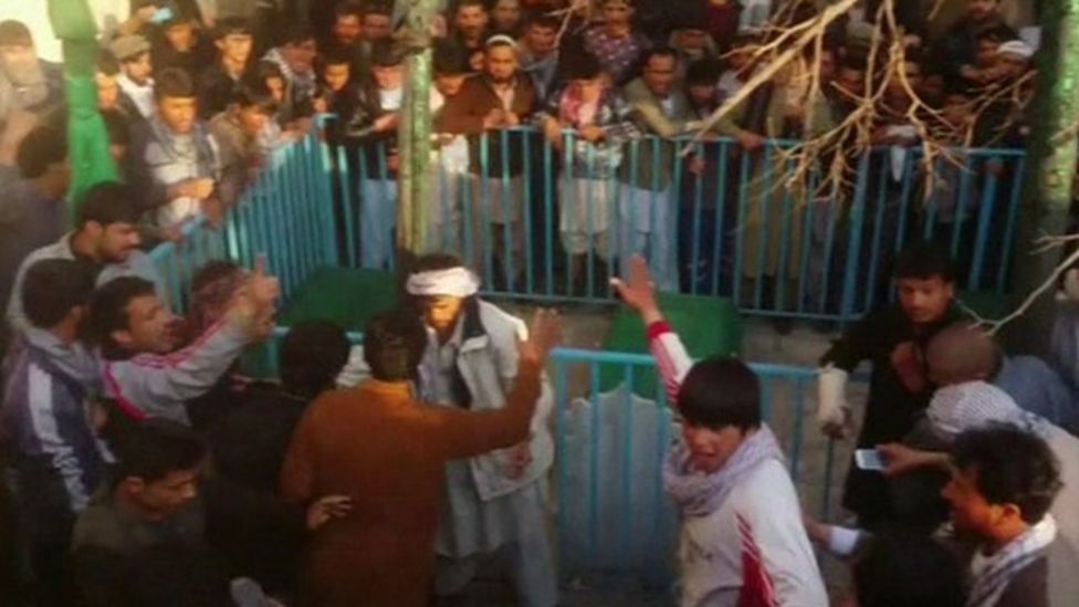 Trial begins in case of Kabul lynching of Farkhunda - BBC News