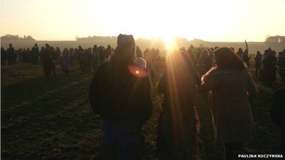 First Day of spring: Stonehenge crowd gathers for sunrise - BBC News
