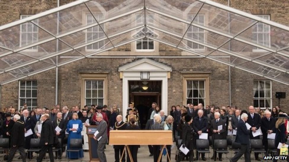 Richard III: Leicester welcomes king's remains - BBC News