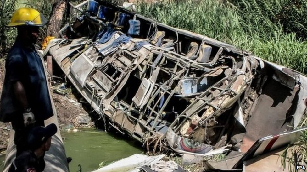 Venezuela bus crash leaves at least 11 dead - BBC News