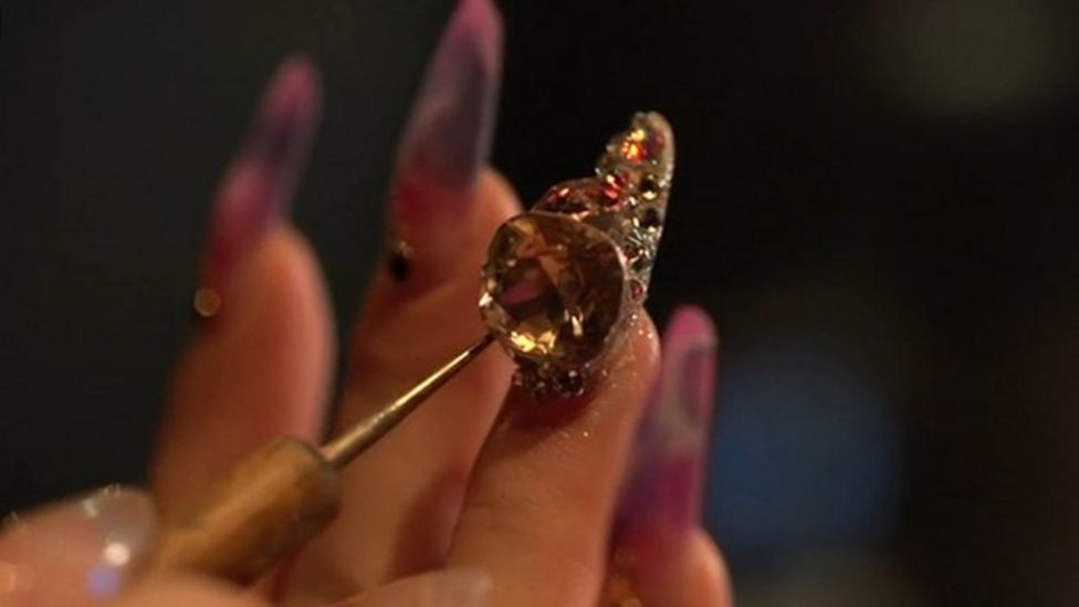 Can education change Japan's 'depressed' generation? - BBC News