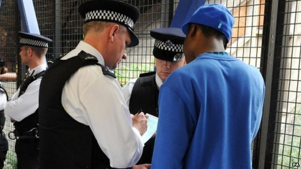 Stop and search: Police 'must record vehicle stops' - BBC News