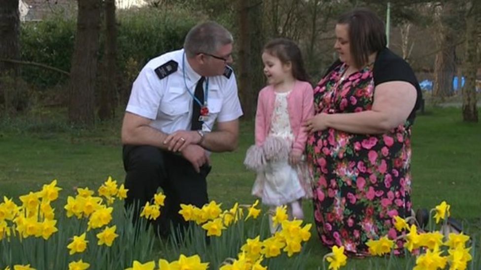 Megan Stratton praised for mum's seizure 999 call - BBC News