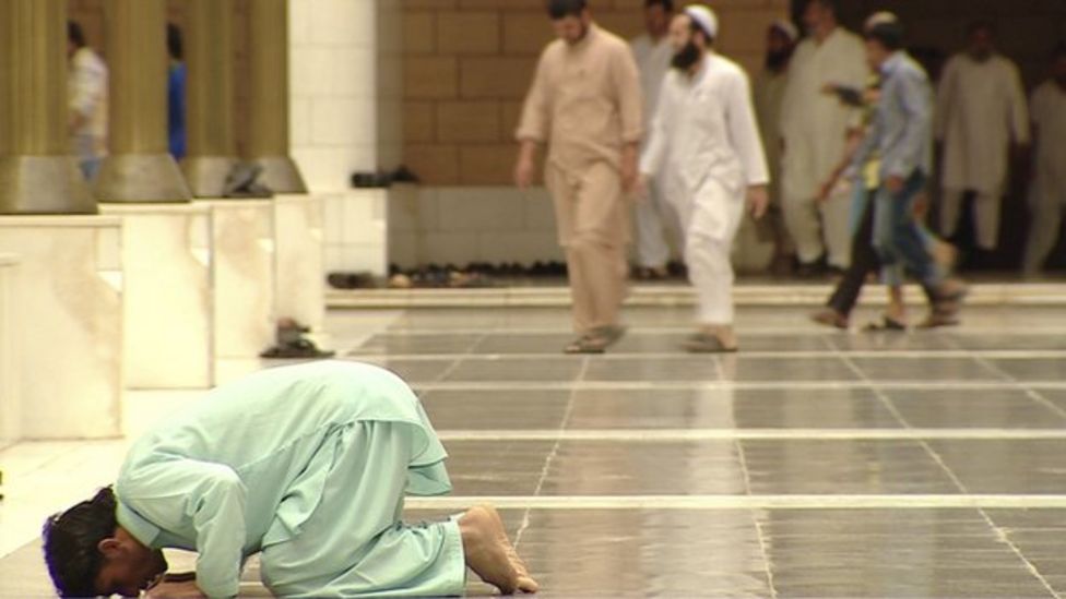 Saudi Arabia fights pull of Islamic State - BBC News