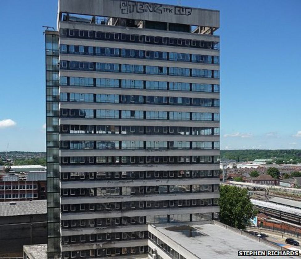Reading 1960s tower and shopping centre demolition begins - BBC News