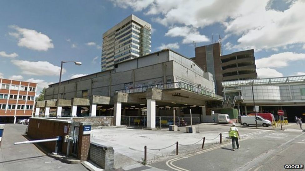 Reading 1960s tower and shopping centre demolition begins - BBC News
