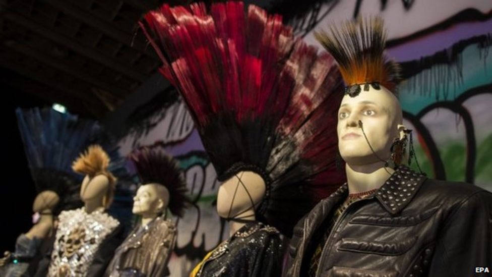 Caption Challenge: Punk mannequins - BBC News