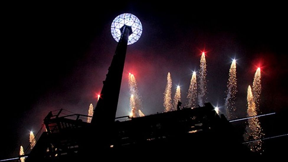 Blown away: How tech made fireworks bigger and bigger - BBC News